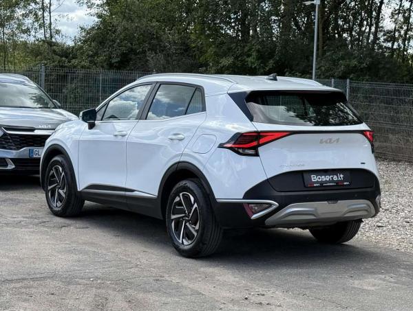 White Kia Sportage 2023 in Vilnius, with an engine capacity of 1.60 L and mileage of 161 thousand km for 19990 €, photo 5 on AUTOMOTO.COM.LV