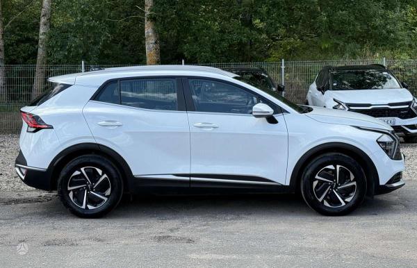 White Kia Sportage 2023 in Vilnius, with an engine capacity of 1.60 L and mileage of 161 thousand km for 19990 €, photo 8 on AUTOMOTO.COM.LV