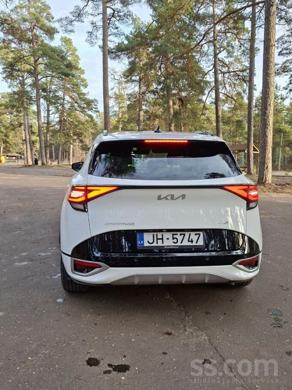 White Kia Sportage 2024 in Jurmala, with an engine capacity of 1.60 L and mileage of 42 thousand km for 26600 €, photo 3 on AUTOMOTO.COM.LV
