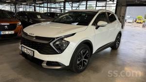 White Kia Sportage 2025 in Riga, with an engine capacity of 1.60 L and mileage of 23 thousand km for 28900 €, photo  on AUTOMOTO.COM.LV