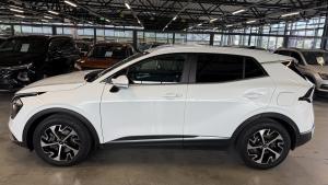 Balts Kia Sportage 2025 Rīga, ar dzinēja tilpumu 1.60 L un nobraukumu 23 tūkst. km par 2890000 €, foto  vietnē AUTOMOTO.COM.LV