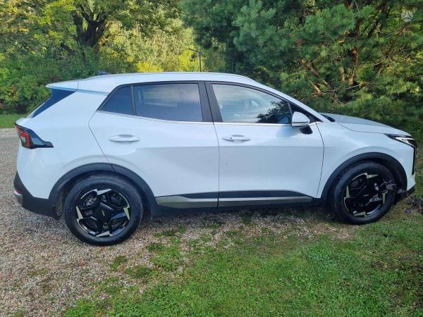 Kia Sportage 2025 in Alytus on AUTOMOTO.COM.LV White Kia Sportage 2025 in Alytus, with an engine capacity of 1.60 L and mileage of 24 thousand km for 19900 €, photo 7 on AUTOMOTO.COM.LV