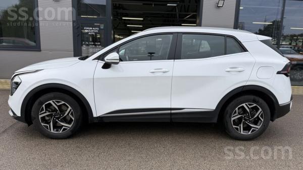 Kia Sportage 2025 in Riga on AUTOMOTO.COM.LV White Kia Sportage 2025 in Riga, with an engine capacity of 1.60 L and mileage of 37 thousand km for 24900 €, photo 3 on AUTOMOTO.COM.LV