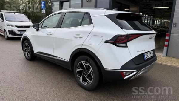 Kia Sportage 2025 in Riga on AUTOMOTO.COM.LV White Kia Sportage 2025 in Riga, with an engine capacity of 1.60 L and mileage of 37 thousand km for 24900 €, photo 4 on AUTOMOTO.COM.LV