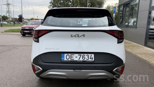 Kia Sportage 2025 in Riga on AUTOMOTO.COM.LV White Kia Sportage 2025 in Riga, with an engine capacity of 1.60 L and mileage of 37 thousand km for 24900 €, photo 5 on AUTOMOTO.COM.LV