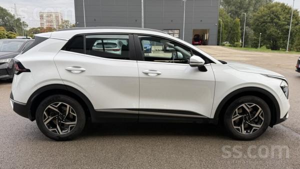Kia Sportage 2025 in Riga on AUTOMOTO.COM.LV White Kia Sportage 2025 in Riga, with an engine capacity of 1.60 L and mileage of 37 thousand km for 24900 €, photo 7 on AUTOMOTO.COM.LV