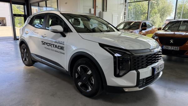 White Kia Sportage 2026 in Riga, with an engine capacity of 1.60 L and mileage of 3 thousand km for 28900 €, photo 5 on AUTOMOTO.COM.LV
