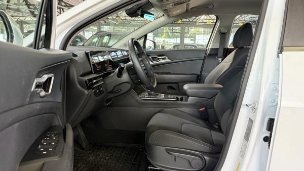 White Kia Sportage 2026 in Riga, with an engine capacity of 1.60 L and mileage of 3 thousand km for 28900 €, photo 9 on AUTOMOTO.COM.LV