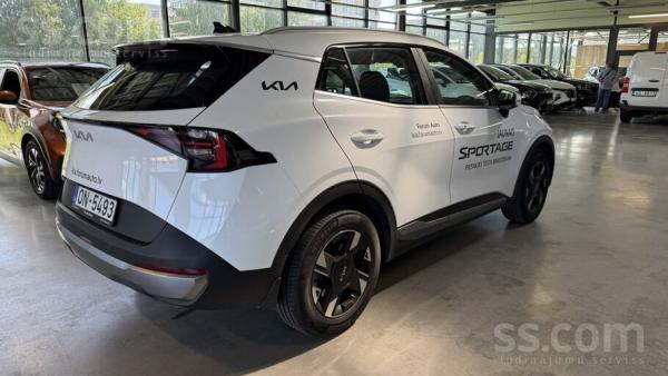 White Kia Sportage 2026 in Riga, with an engine capacity of 1.60 L and mileage of 3 thousand km for 28900 €, photo 8 on AUTOMOTO.COM.LV