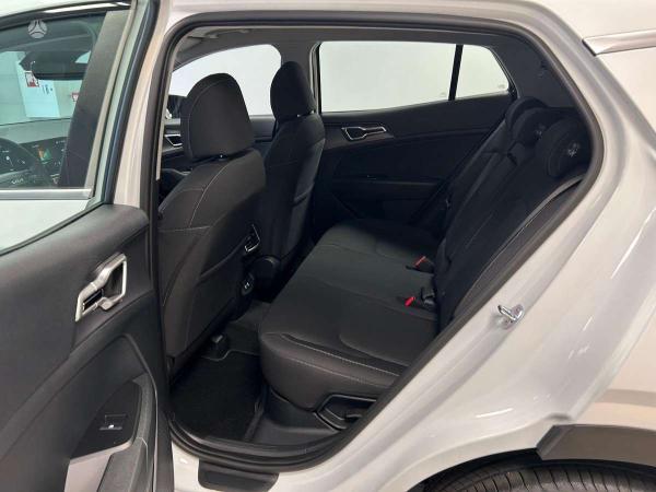 Kia Sportage 2026 in Vilnius on AUTOMOTO.COM.LV White Kia Sportage 2026 in Vilnius, with an engine capacity of 1.60 L and mileage of 1 thousand km for 32490 €, photo 9 on AUTOMOTO.COM.LV