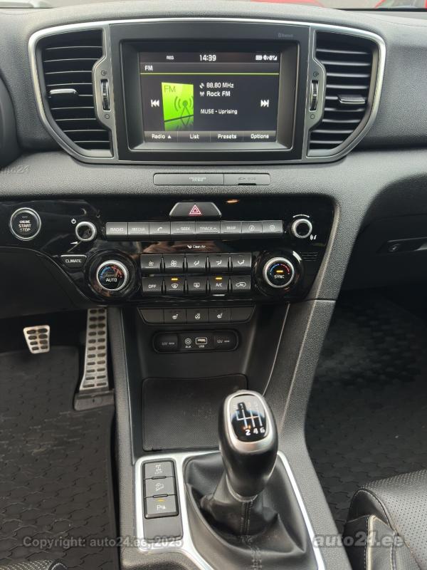 White Kia Sportage 2016 in Tallinn, with an engine capacity of 1.60 L and mileage of 144 thousand km for 13000 €, photo 11 on AUTOMOTO.COM.LV