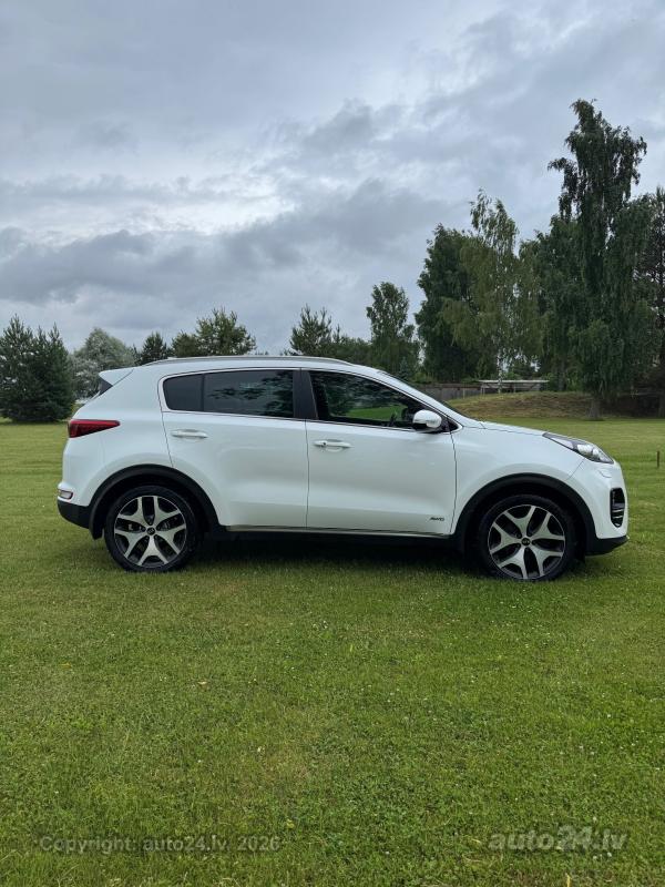 White Kia Sportage 2016 in Tallinn, with an engine capacity of 2.00 L and mileage of 129 thousand km for 13500 €, photo 3 on AUTOMOTO.COM.LV