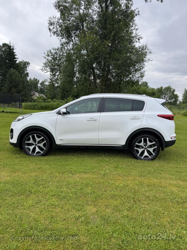 White Kia Sportage 2016 in Tallinn, with an engine capacity of 2.00 L and mileage of 129 thousand km for 13500 €, photo 4 on AUTOMOTO.COM.LV