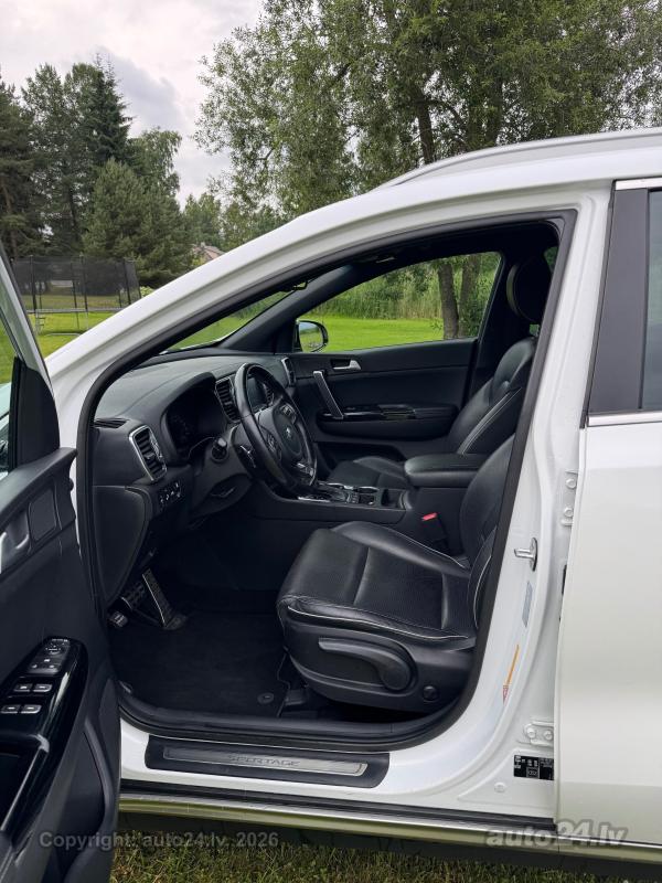 White Kia Sportage 2016 in Tallinn, with an engine capacity of 2.00 L and mileage of 129 thousand km for 13500 €, photo 6 on AUTOMOTO.COM.LV