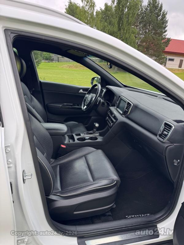 White Kia Sportage 2016 in Tallinn, with an engine capacity of 2.00 L and mileage of 129 thousand km for 13500 €, photo 7 on AUTOMOTO.COM.LV
