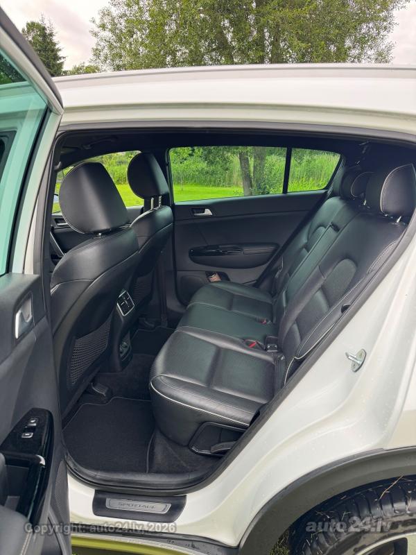 White Kia Sportage 2016 in Tallinn, with an engine capacity of 2.00 L and mileage of 129 thousand km for 13500 €, photo 8 on AUTOMOTO.COM.LV