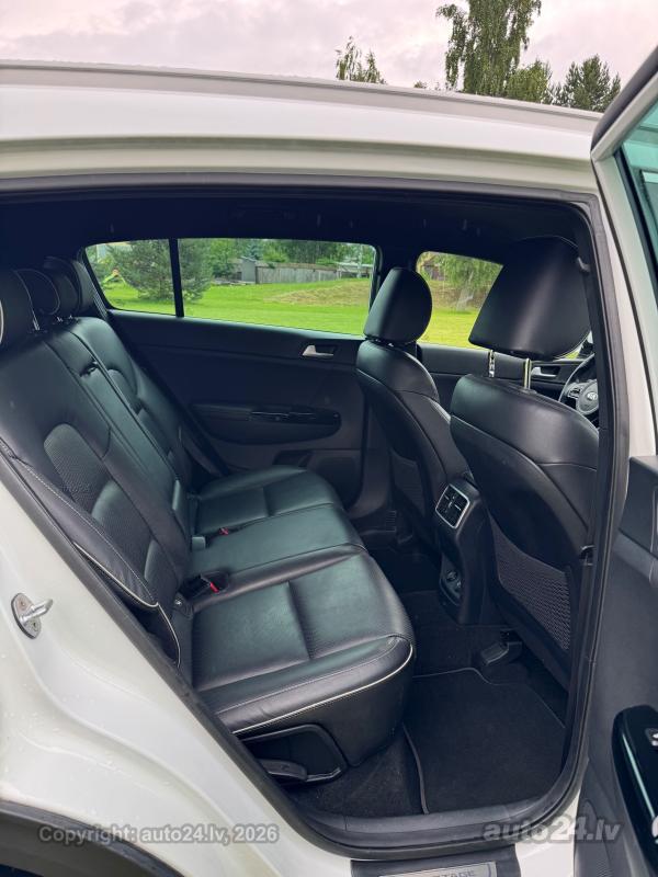 White Kia Sportage 2016 in Tallinn, with an engine capacity of 2.00 L and mileage of 129 thousand km for 13500 €, photo 9 on AUTOMOTO.COM.LV
