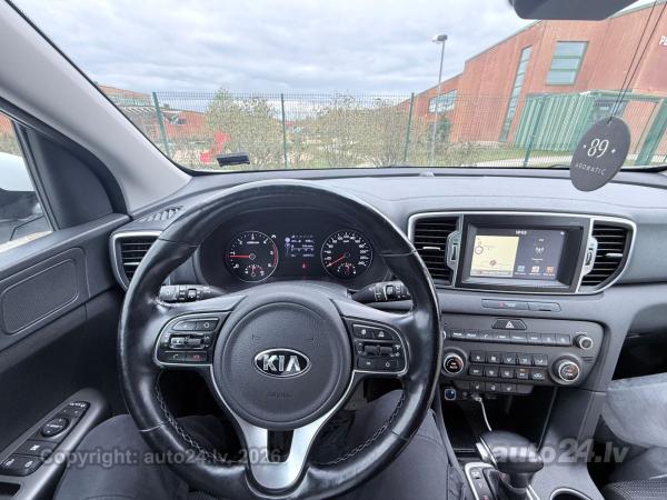 White Kia Sportage 2017 in Tallinn, with an engine capacity of 2.00 L and mileage of 268 thousand km for 12000 €, photo 5 on AUTOMOTO.COM.LV