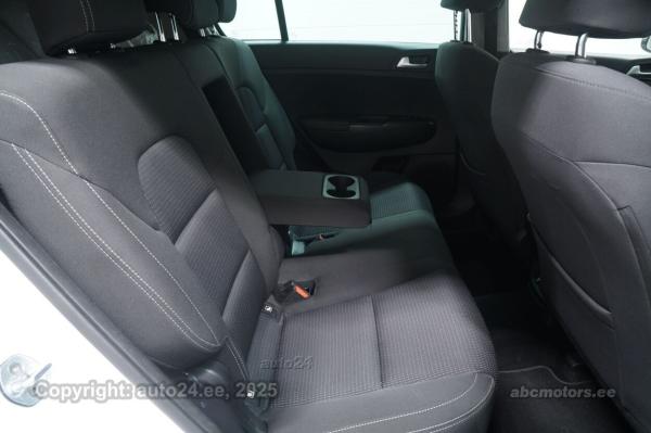 White Kia Sportage 2018 in Tallinn, with an engine capacity of 1.70 L and mileage of 186 thousand km for 12490 €, photo 11 on AUTOMOTO.COM.LV