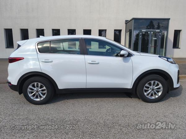 White Kia Sportage 2020 in Tallinn, with an engine capacity of 1.60 L and mileage of 140 thousand km for 12790 €, photo 3 on AUTOMOTO.COM.LV