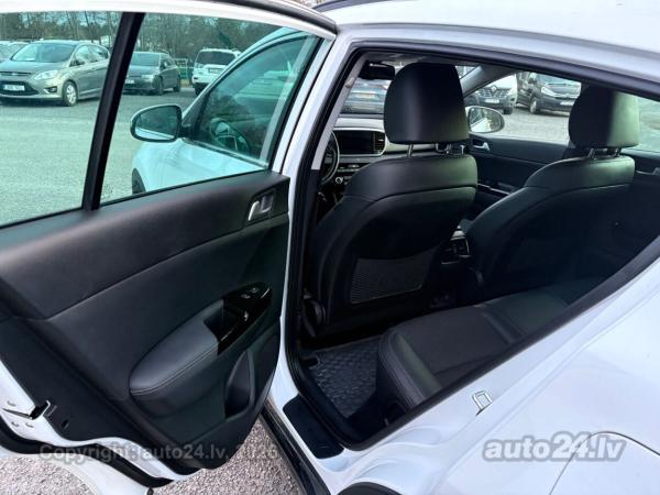 White Kia Sportage 2021 in Tallinn, with an engine capacity of 1.60 L and mileage of 39 thousand km for 19900 €, photo 11 on AUTOMOTO.COM.LV