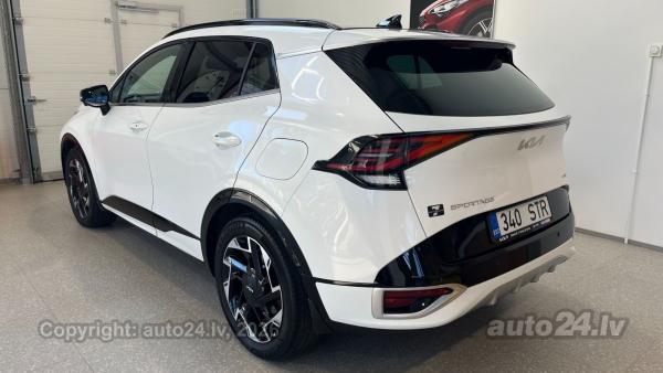 White Kia Sportage 2023 in Narva, with an engine capacity of 1.60 L and mileage of 47 thousand km for 29990 €, photo 3 on AUTOMOTO.COM.LV