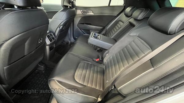 White Kia Sportage 2023 in Narva, with an engine capacity of 1.60 L and mileage of 47 thousand km for 29990 €, photo 8 on AUTOMOTO.COM.LV