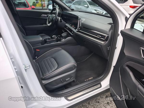 White Kia Sportage 2024 in Tallinn, with an engine capacity of 1.60 L and mileage of 32 thousand km for 34800 €, photo 7 on AUTOMOTO.COM.LV