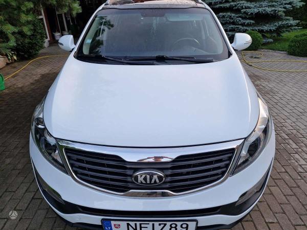 White Kia Sportage 2013 in Klaipeda, with an engine capacity of 1.70 L and mileage of 243 thousand km for 6999 €, photo 1 on AUTOMOTO.COM.LV