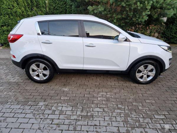 White Kia Sportage 2013 in Klaipeda, with an engine capacity of 1.70 L and mileage of 243 thousand km for 6999 €, photo 5 on AUTOMOTO.COM.LV