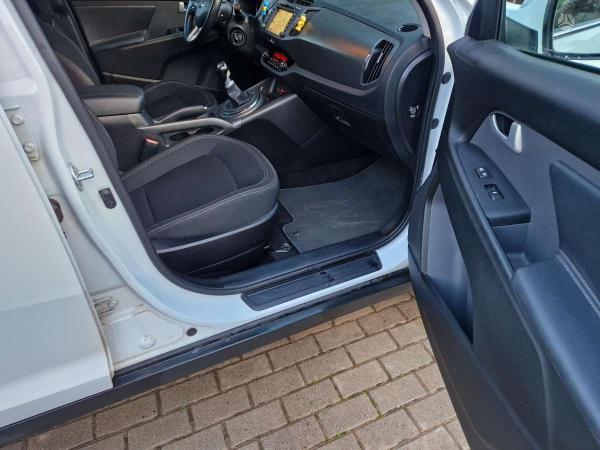 White Kia Sportage 2013 in Klaipeda, with an engine capacity of 1.70 L and mileage of 243 thousand km for 6999 €, photo 6 on AUTOMOTO.COM.LV