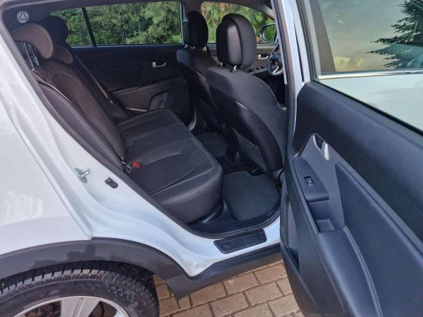 White Kia Sportage 2013 in Klaipeda, with an engine capacity of 1.70 L and mileage of 243 thousand km for 6999 €, photo 7 on AUTOMOTO.COM.LV