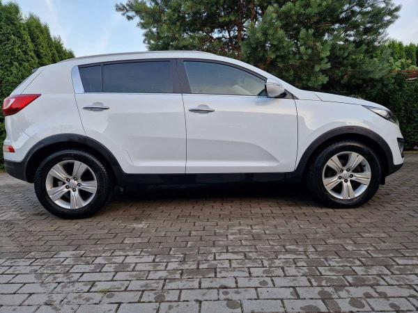 White Kia Sportage 2013 in Klaipeda, with an engine capacity of 1.70 L and mileage of 243 thousand km for 6999 €, photo 8 on AUTOMOTO.COM.LV