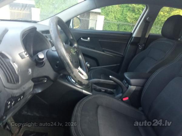 White Kia Sportage 2012 in Saue, with an engine capacity of 1.70 L and mileage of 275 thousand km for 4990 €, photo 9 on AUTOMOTO.COM.LV