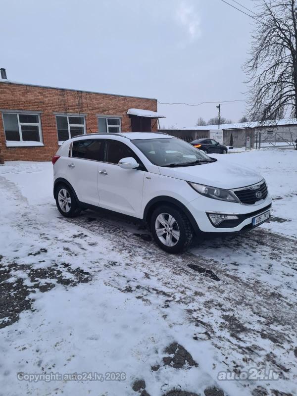 White Kia Sportage 2013 in Kohtla-Jarve, with an engine capacity of 2.00 L and mileage of 199 thousand km for 8500 €, photo 2 on AUTOMOTO.COM.LV