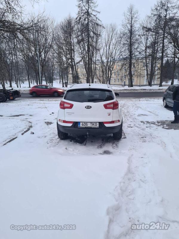 White Kia Sportage 2013 in Kohtla-Jarve, with an engine capacity of 2.00 L and mileage of 199 thousand km for 8500 €, photo 4 on AUTOMOTO.COM.LV