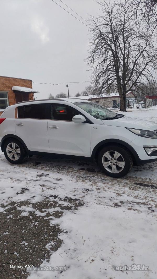 White Kia Sportage 2013 in Kohtla-Jarve, with an engine capacity of 2.00 L and mileage of 199 thousand km for 8500 €, photo 10 on AUTOMOTO.COM.LV