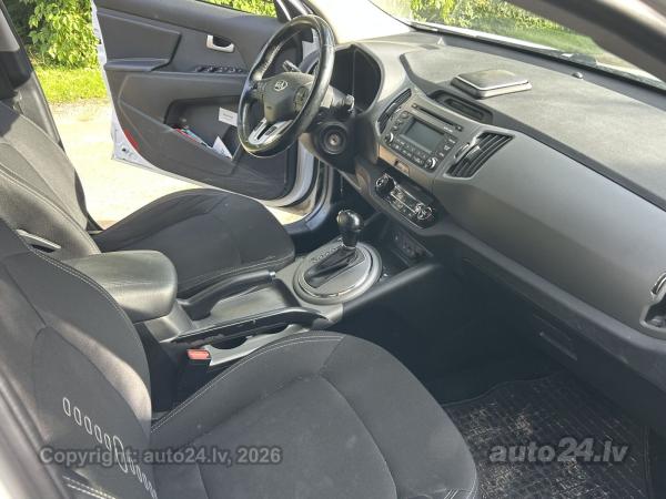 White Kia Sportage 2014 in Turi, with an engine capacity of 2.00 L and mileage of 145 thousand km for 8800 €, photo 8 on AUTOMOTO.COM.LV