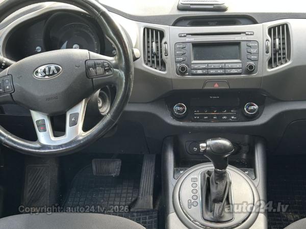 White Kia Sportage 2014 in Turi, with an engine capacity of 2.00 L and mileage of 145 thousand km for 8800 €, photo 9 on AUTOMOTO.COM.LV