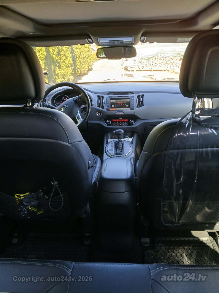 White Kia Sportage 2015 in Tartu, with an engine capacity of 2.00 L and mileage of 161 thousand km for 13800 €, photo 5 on AUTOMOTO.COM.LV