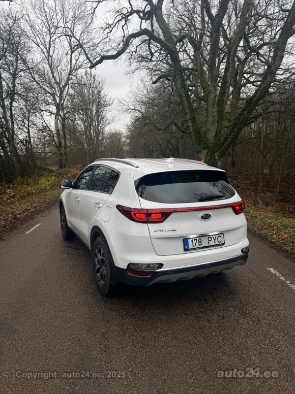 White Kia Sportage 2018 in Tallinn, with an engine capacity of 1.60 L and mileage of 64 thousand km for 13900 €, photo 11 on AUTOMOTO.COM.LV