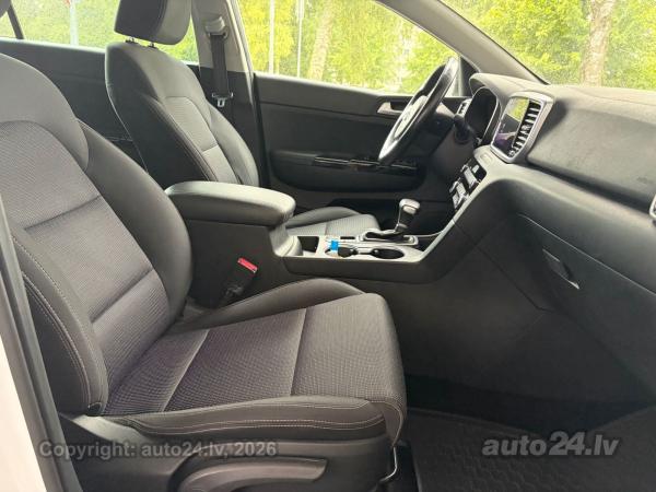 White Kia Sportage 2021 in Tallinn, with an engine capacity of 1.60 L and mileage of 85 thousand km for 17490 €, photo 8 on AUTOMOTO.COM.LV