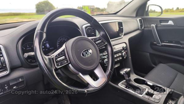 White Kia Sportage 2021 in Tallinn, with an engine capacity of 1.60 L and mileage of 132 thousand km for 15500 €, photo 6 on AUTOMOTO.COM.LV