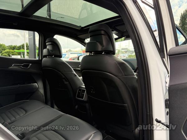 White Kia Sportage 2024 in Tallinn, with an engine capacity of 1.60 L and mileage of 39 thousand km for 34900 €, photo 5 on AUTOMOTO.COM.LV