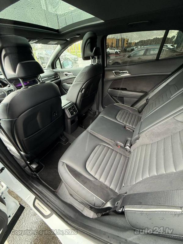 White Kia Sportage 2024 in Tallinn, with an engine capacity of 1.60 L and mileage of 62 thousand km for 27900 €, photo 5 on AUTOMOTO.COM.LV