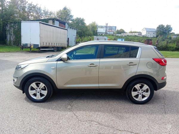 Kia Sportage 2013 in Alytus on AUTOMOTO.COM.LV Yellow Kia Sportage 2013 in Alytus, with an engine capacity of 1.69 L and mileage of 283 thousand km for 7200 €, photo 3 on AUTOMOTO.COM.LV