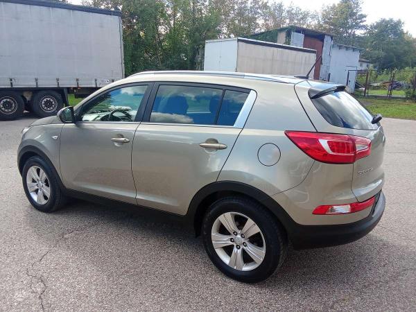 Kia Sportage 2013 in Alytus on AUTOMOTO.COM.LV Yellow Kia Sportage 2013 in Alytus, with an engine capacity of 1.69 L and mileage of 283 thousand km for 7200 €, photo 10 on AUTOMOTO.COM.LV