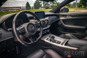 Black Kia Stinger 2017 in Riga, with an engine capacity of 2.20 L and mileage of 224 thousand km for 11990 €, photo 14 on AUTOMOTO.COM.LV