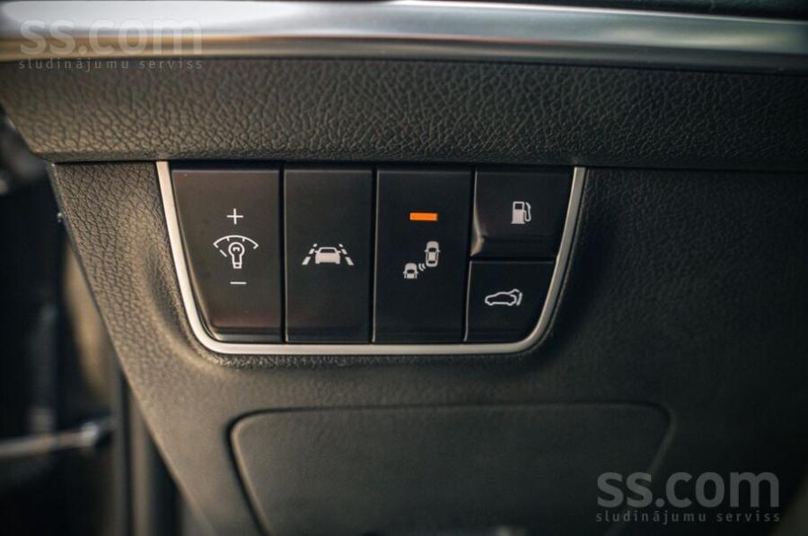 Black Kia Stinger 2017 in Riga, with an engine capacity of 2.20 L and mileage of 224 thousand km for 11990 €, photo 20 on AUTOMOTO.COM.LV