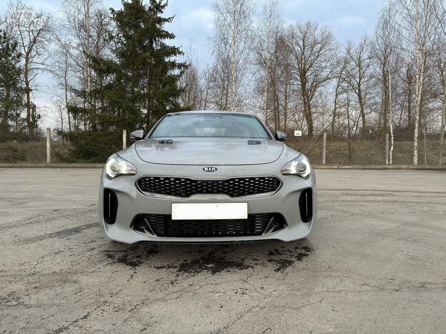 Grey Kia Stinger 2018 in Kelme, with an engine capacity of 2.00 L and mileage of 82 thousand km for 8000 €, photo 3 on AUTOMOTO.COM.LV